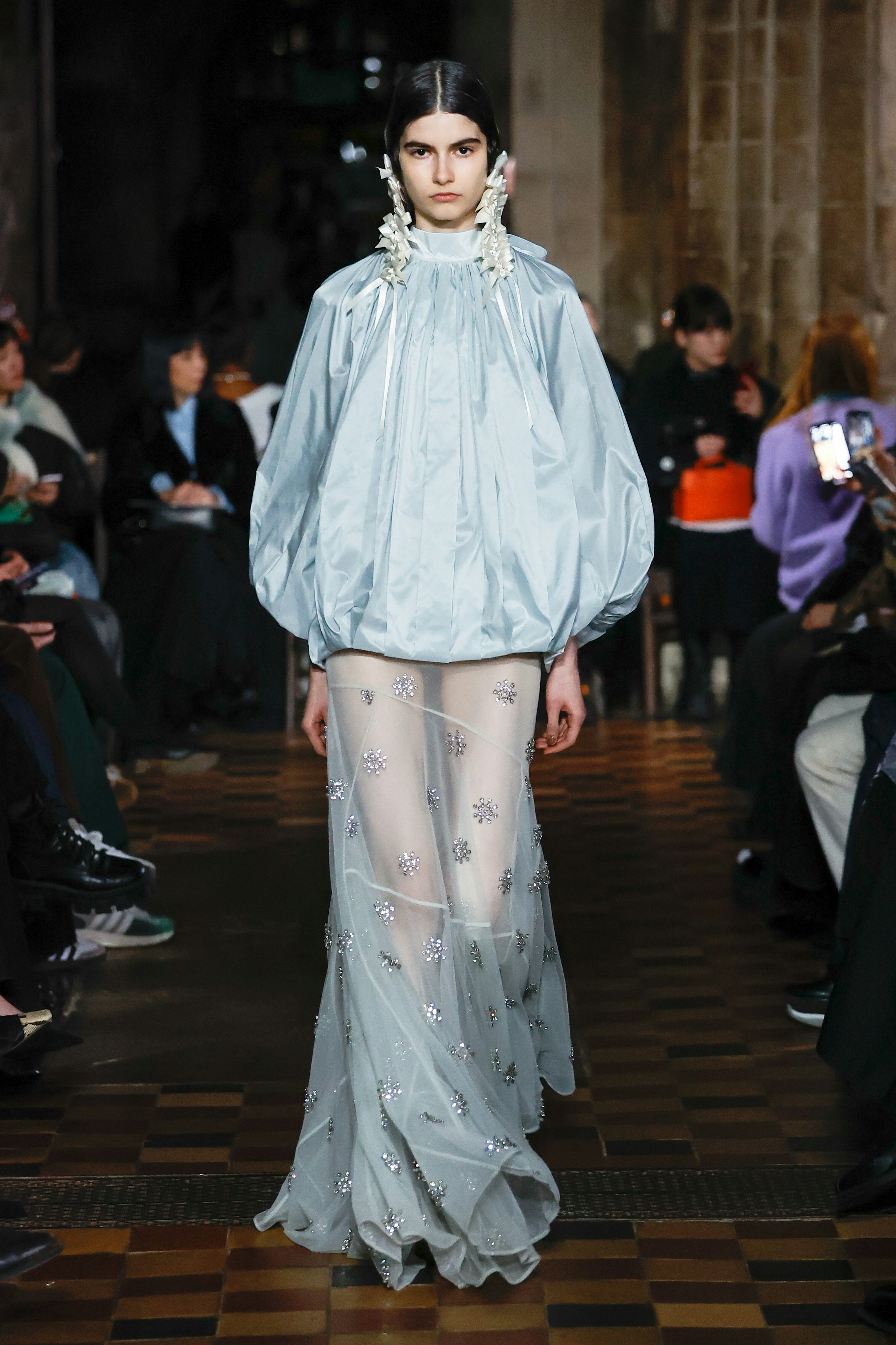 Simone Rocha’s Fall/Winter 2024 Show Ties A Bow On Romantic Style