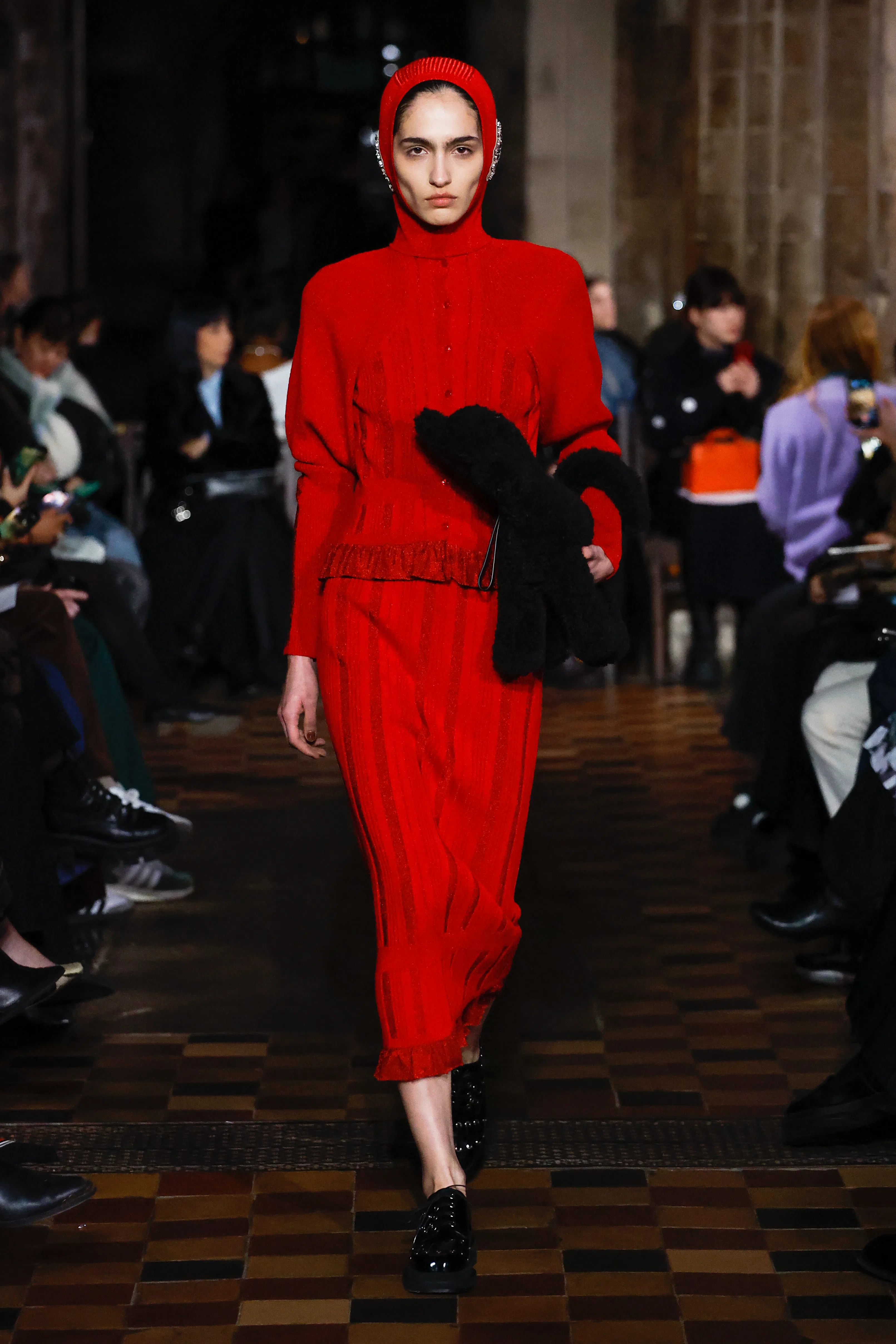 Simone Rocha’s Fall/Winter 2024 Show Ties A Bow On Romantic Style