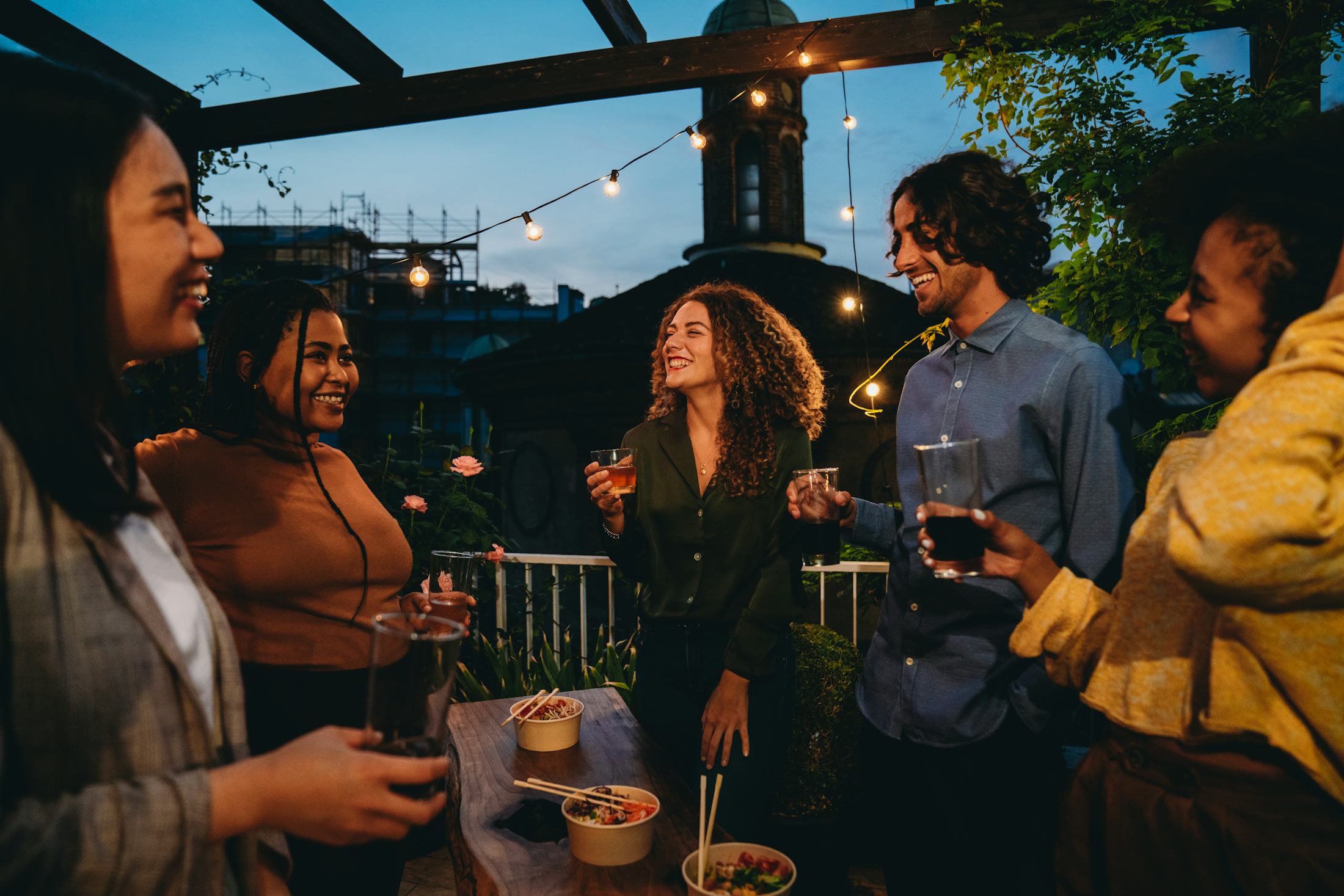 The 3 Zodiac Signs Who Always Make Friends At The Bar