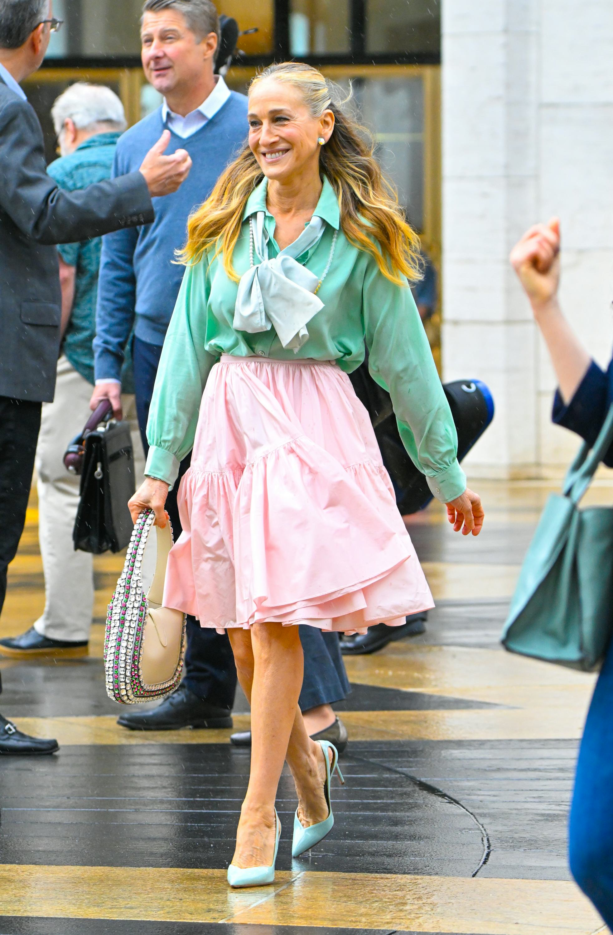 The First Look At Carrie Bradshaw's 'AJLT' Season 3 Style Does Not ... The First Look At Carrie Bradshaw's 'AJLT' Season 3 Style Does Not ...