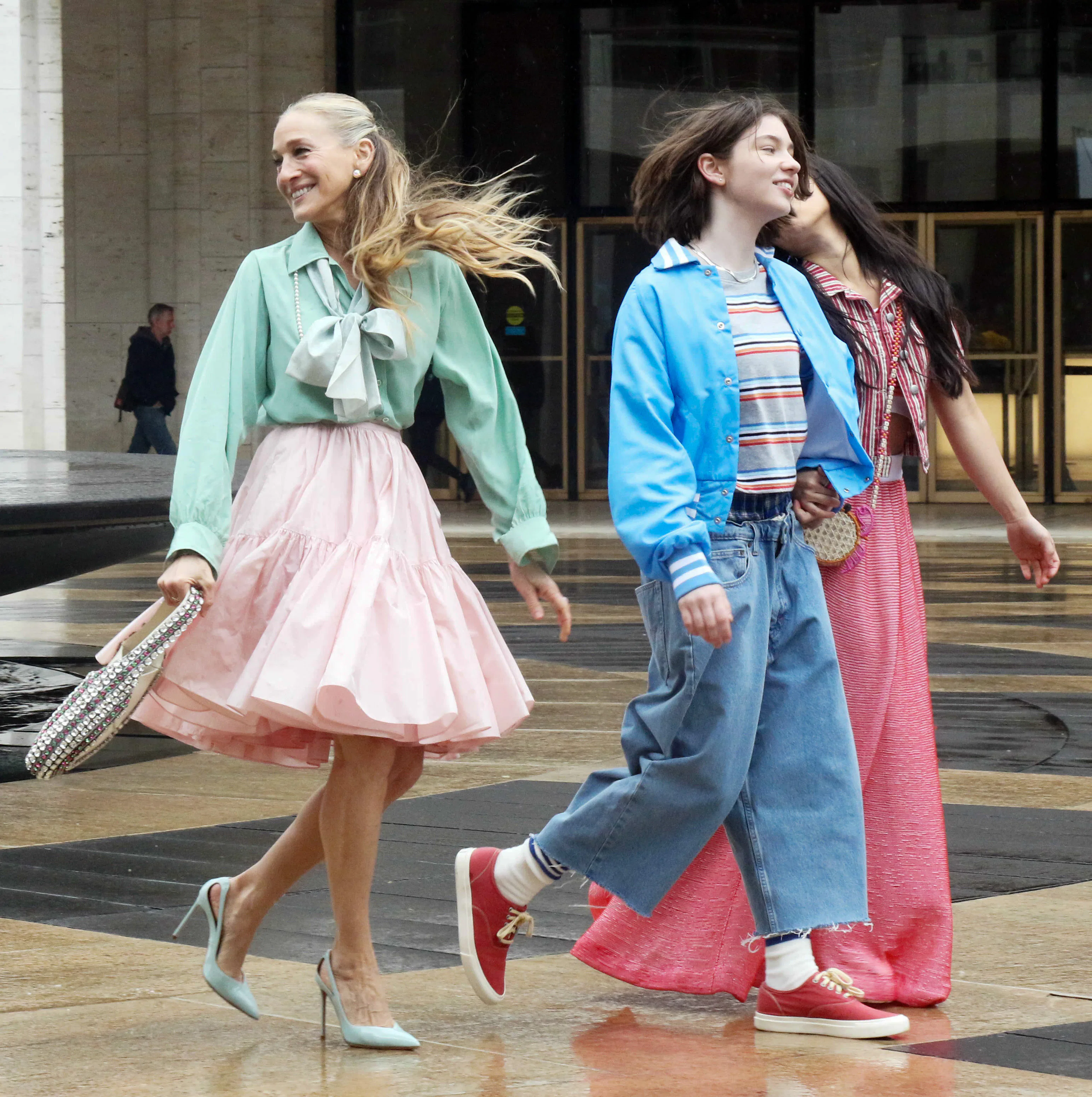 The First Look At Carrie Bradshaw's 'AJLT' Season 3 Style Does Not ...