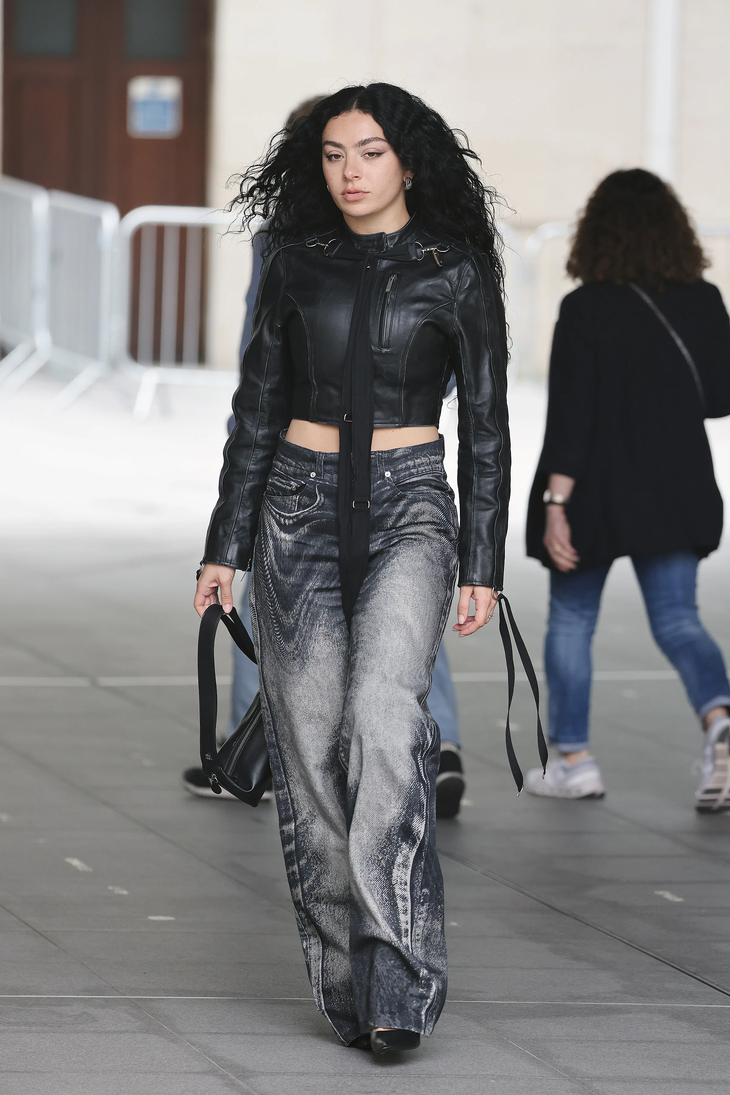 The Charli XCX-Inspired “Brat Girl” Style Is The Internet's Newest ...