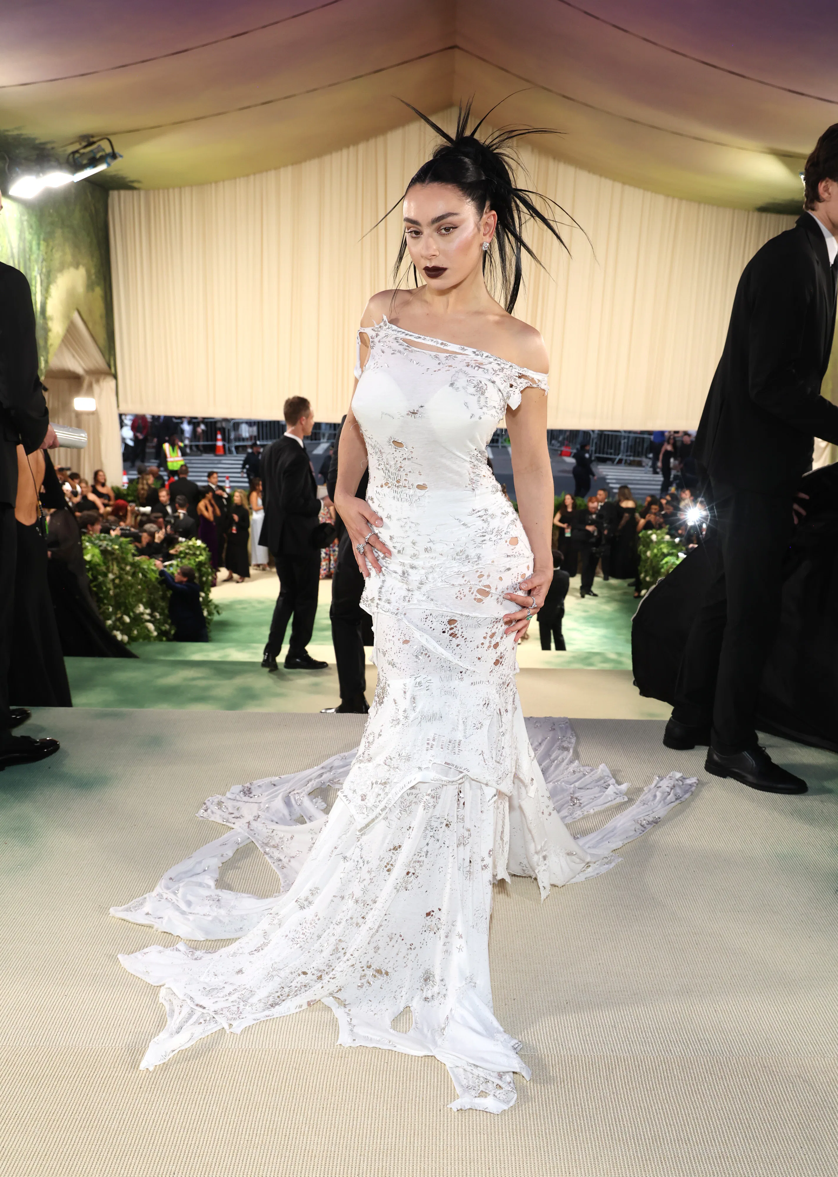 The Charli XCX-Inspired “Brat Girl” Style Is The Internet's Newest ...