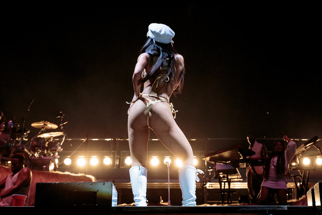 Doja Cat Took The Stage In A Bikini With A Flossy Gold Thong Doja Cat Took The Stage In A Bikini With A Flossy Gold Thong