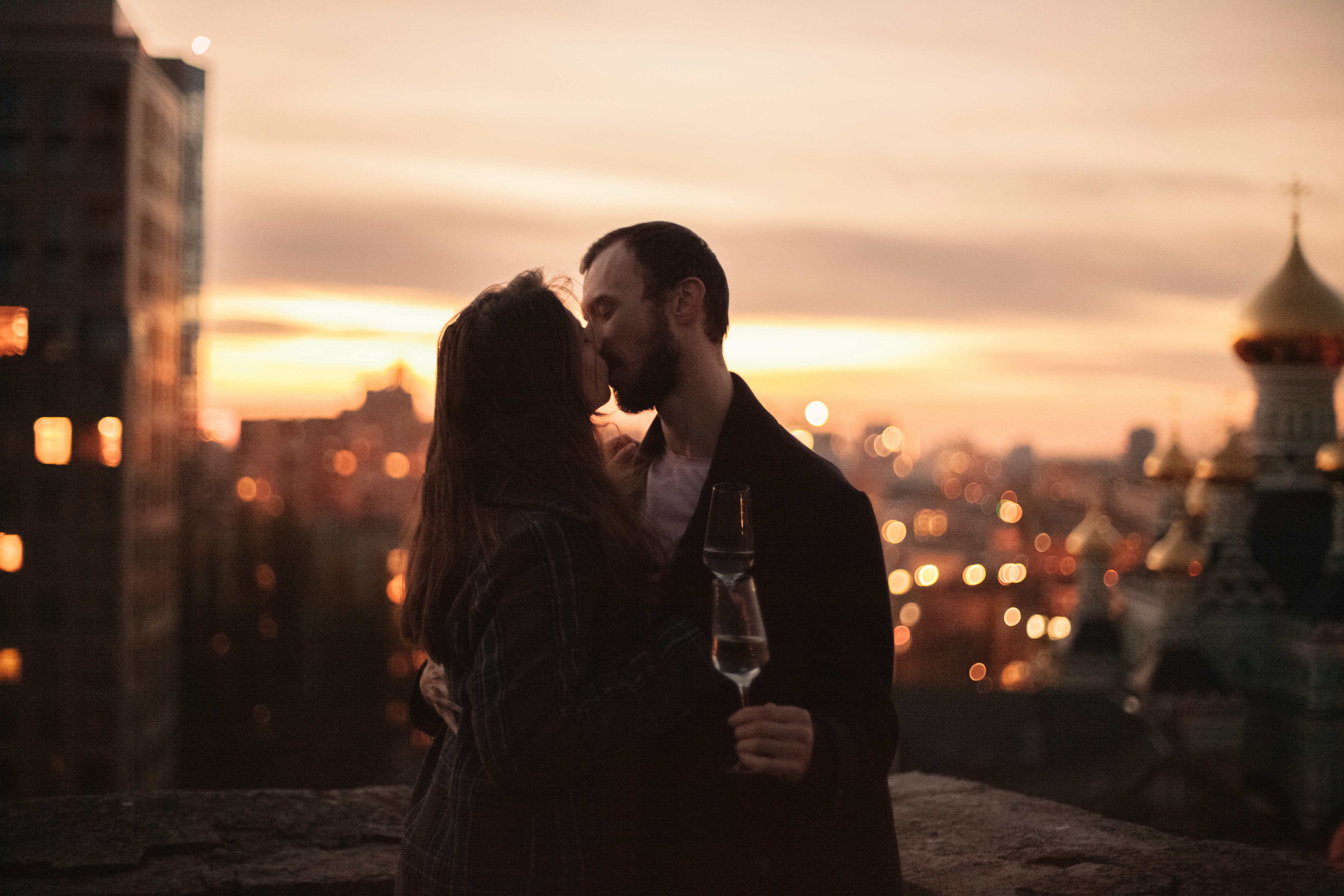 How To Kiss Someone Well & Improve Your Makeout Game