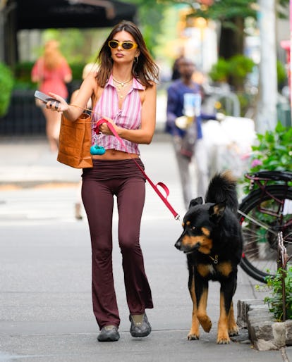 Emily Ratajkowski Is Reviving “Cheugy” Yoga Pants From The Early 2000s