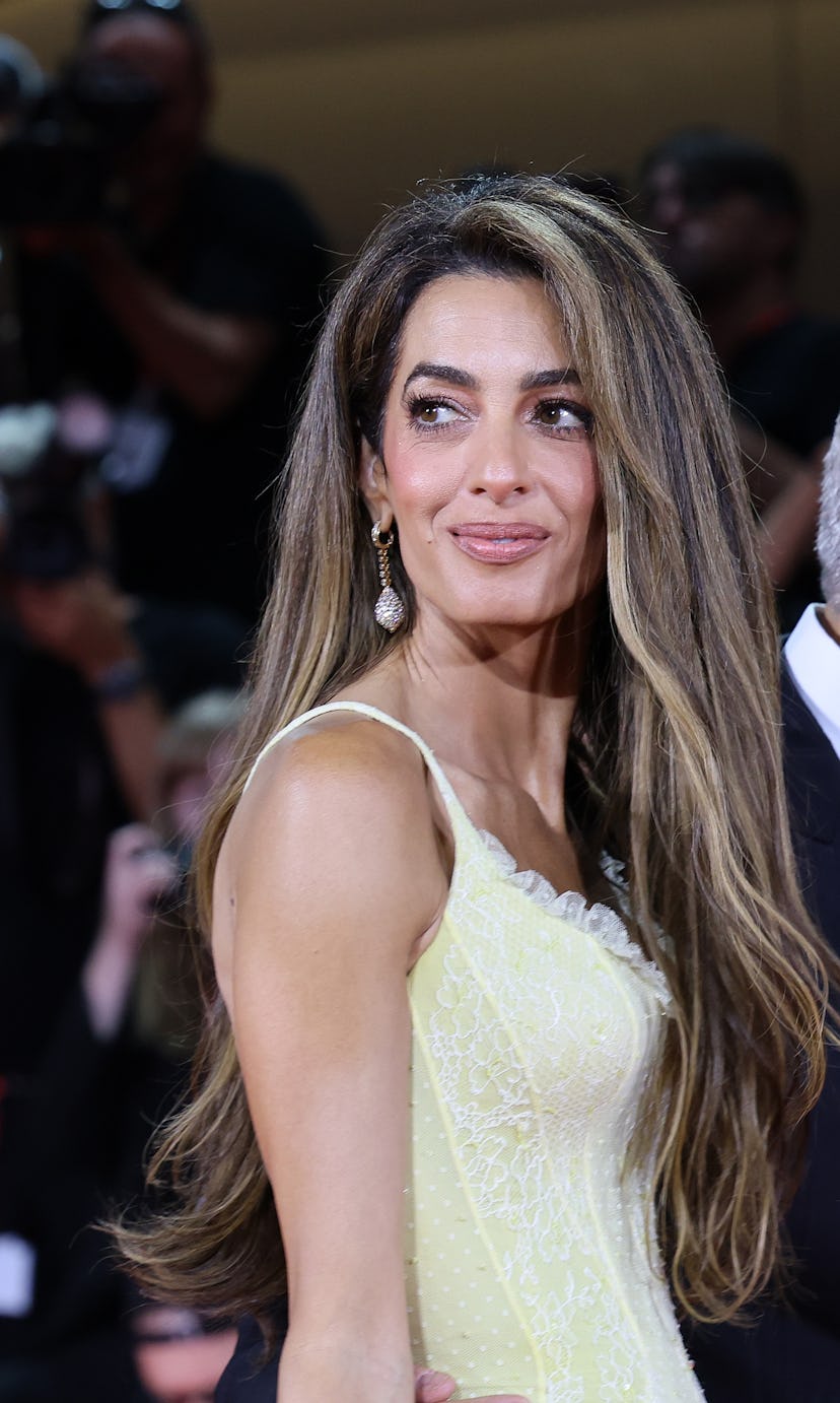 Amal Clooney's Blowout Hairstyle Is Perfect For Displaying Highlights Amal Clooney's Blowout Hairstyle Is Perfect For Displaying Highlights
