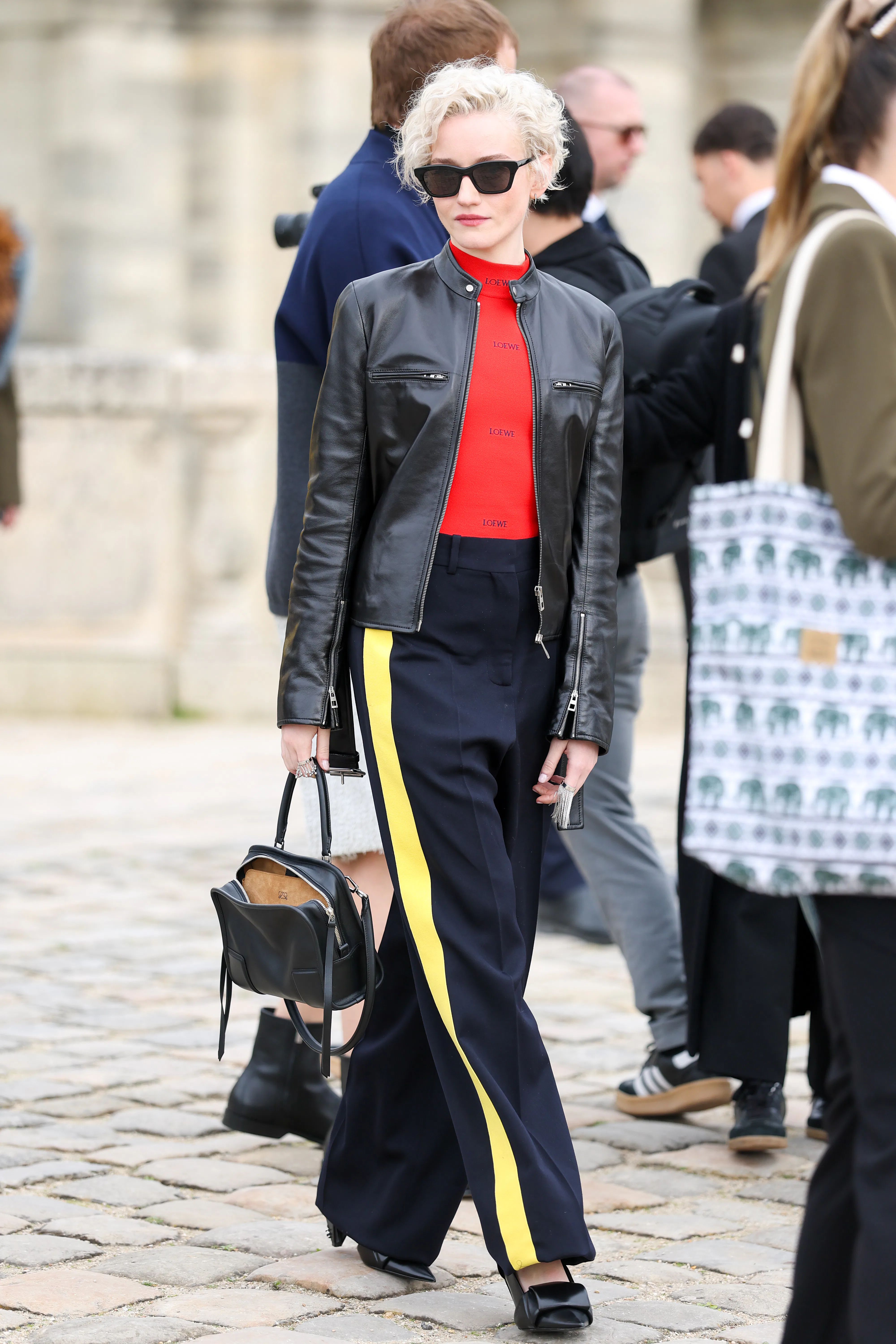 Julia Garner’s Wide-Open Bag Is Practically a Pickpocket Invitation