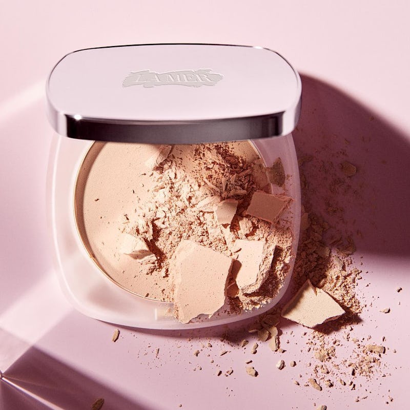 La Mer's New Sheer Pressed Powder Will Treat Your Skin While You Wear It