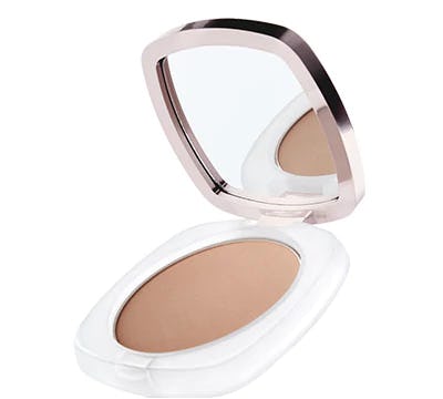 La Mer's New Sheer Pressed Powder Will Treat Your Skin While You Wear It