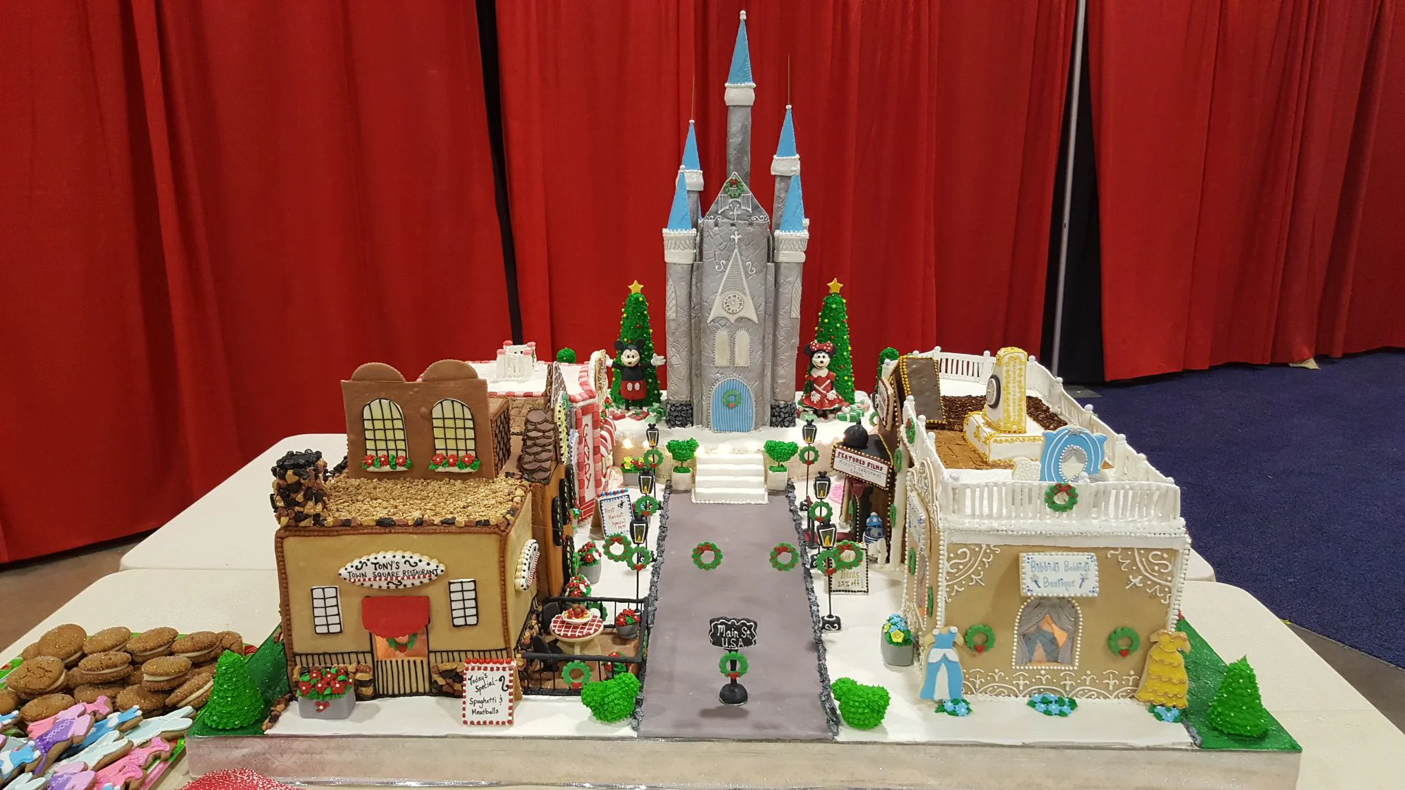 7 Photos Of Crazy Gingerbread Houses That You'll Lose Your Gumdrop ...