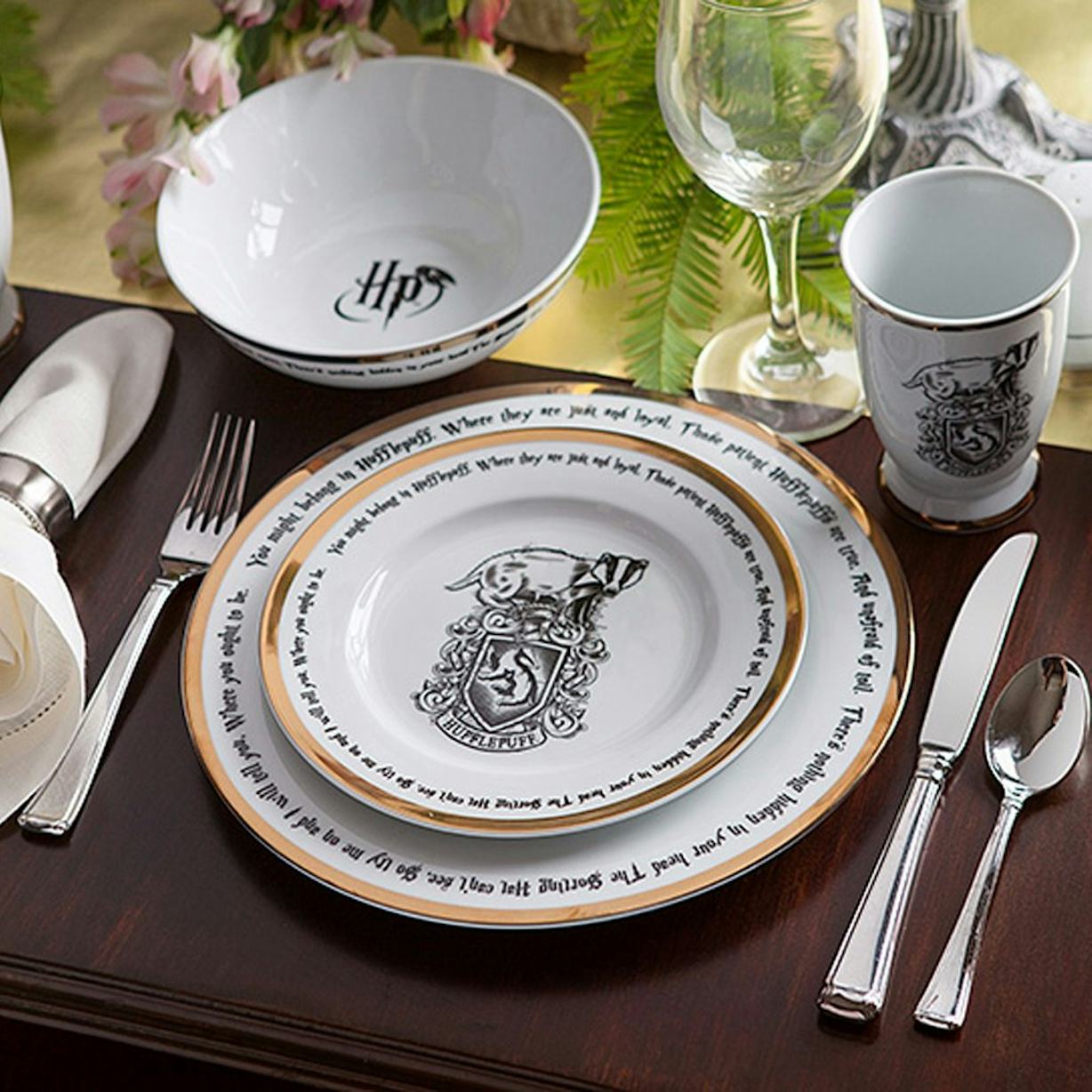 This Harry Potter Dining Set Means You Can Throw Dinner Parties In Your ...