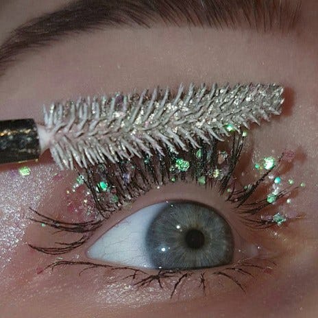Tinsel Eyelashes Exist & Instagram Is In The Glitzy Holiday Spirit
