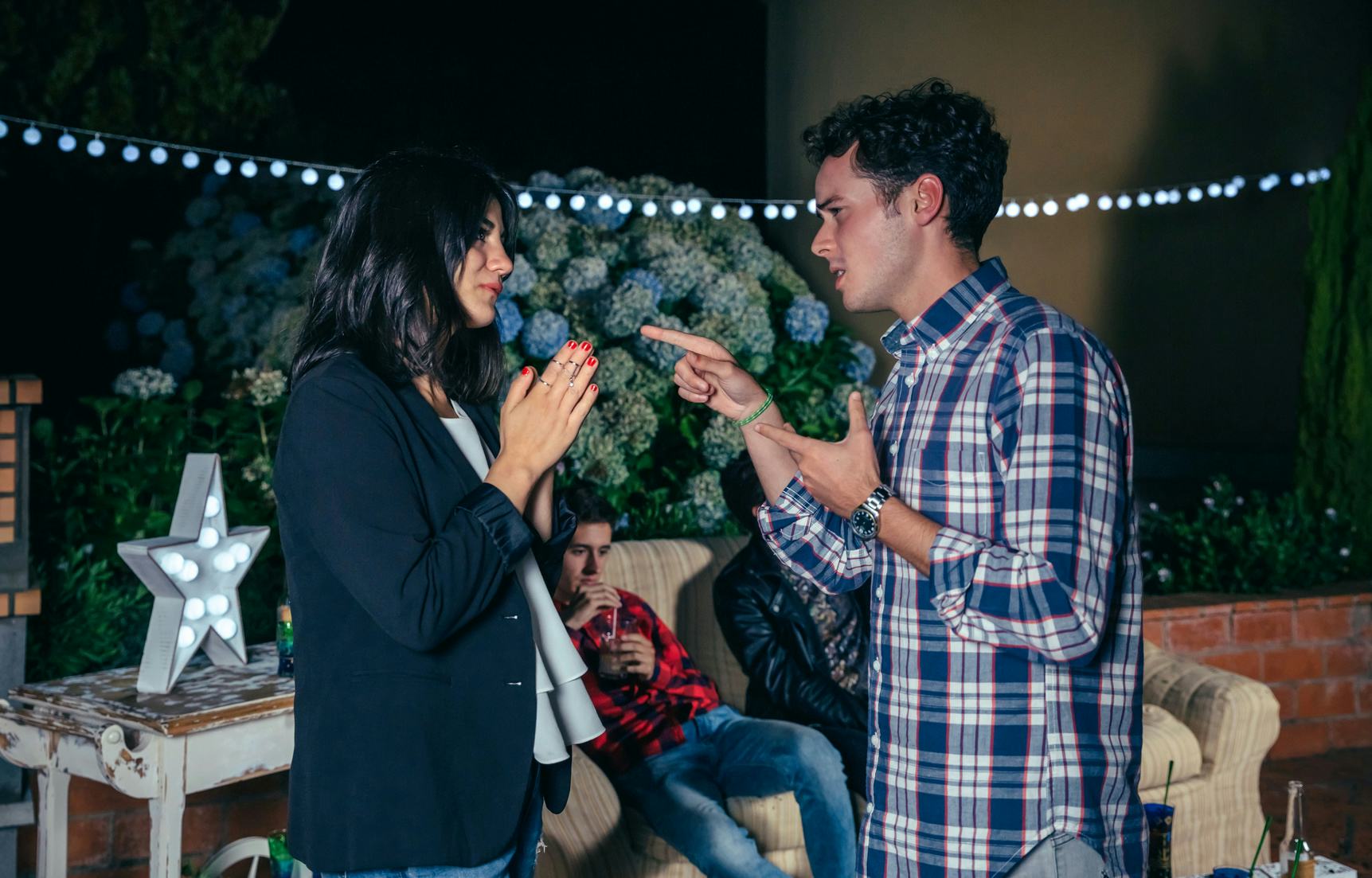 11 Subtle Signs Someone May Be Uncomfortable Around You