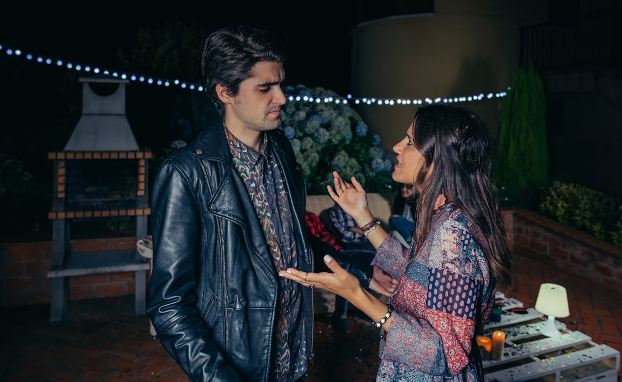 11 Subtle Signs Someone May Be Uncomfortable Around You