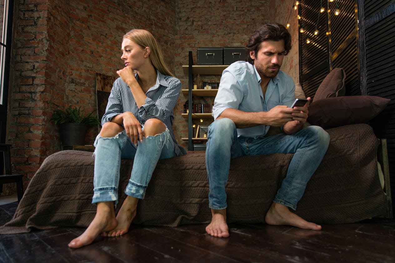 11 Subtle Signs Someone May Be Uncomfortable Around You