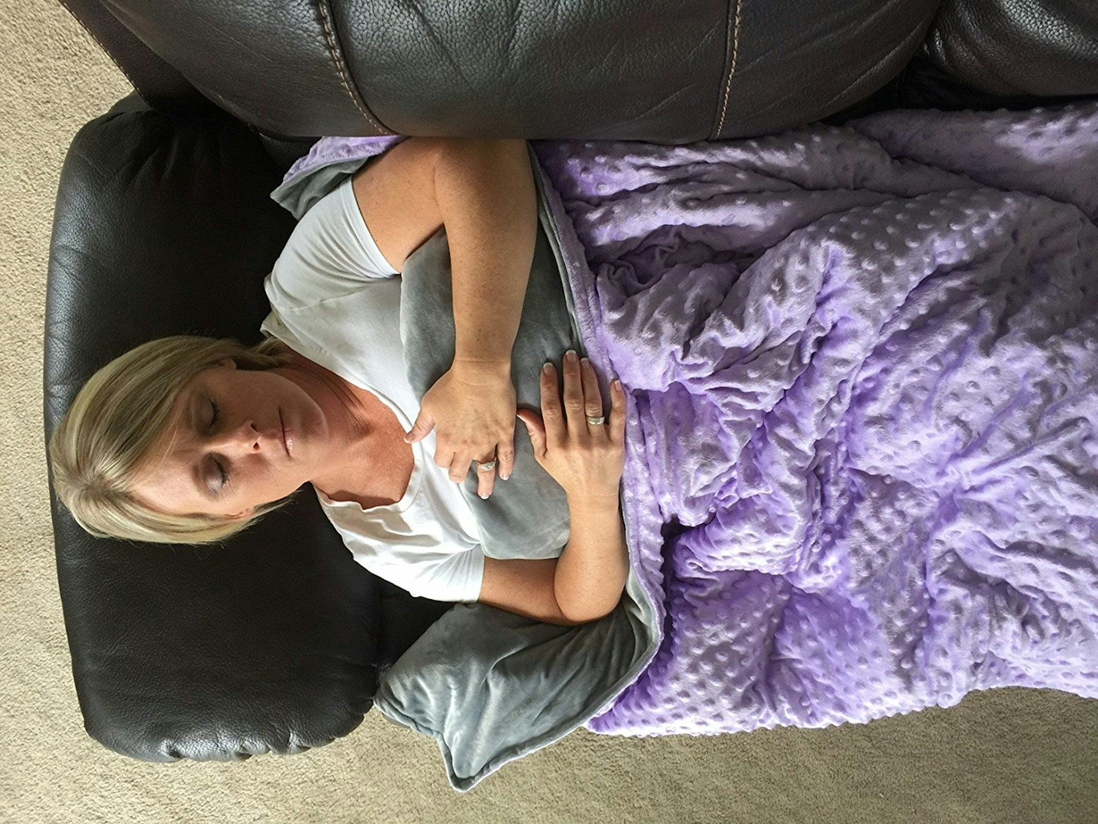 6 Benefits Of Using A Weighted Blanket That’ll Make You Want To Try One