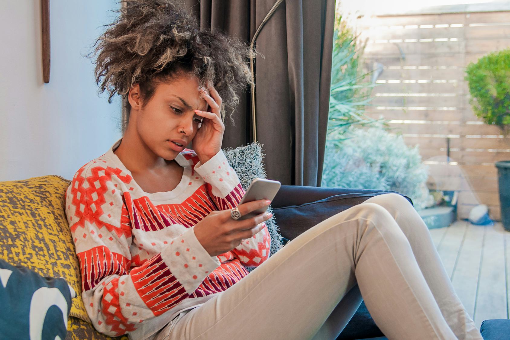 6 Things You Need To Know About Phubbing aka Phone Snubbing