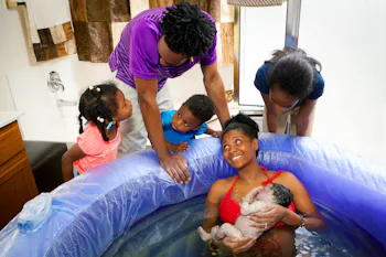 Here's What To Do With Your Kid During A Home Birth, According To A Doula