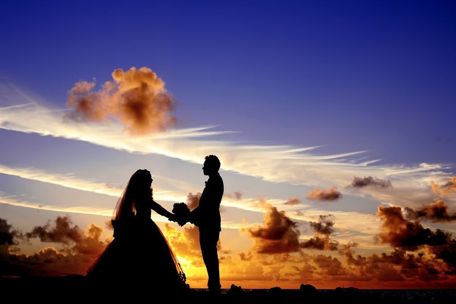 11 Pictures Of Eclipse Weddings & Proposals To Warm Your Cold, Dead Heart