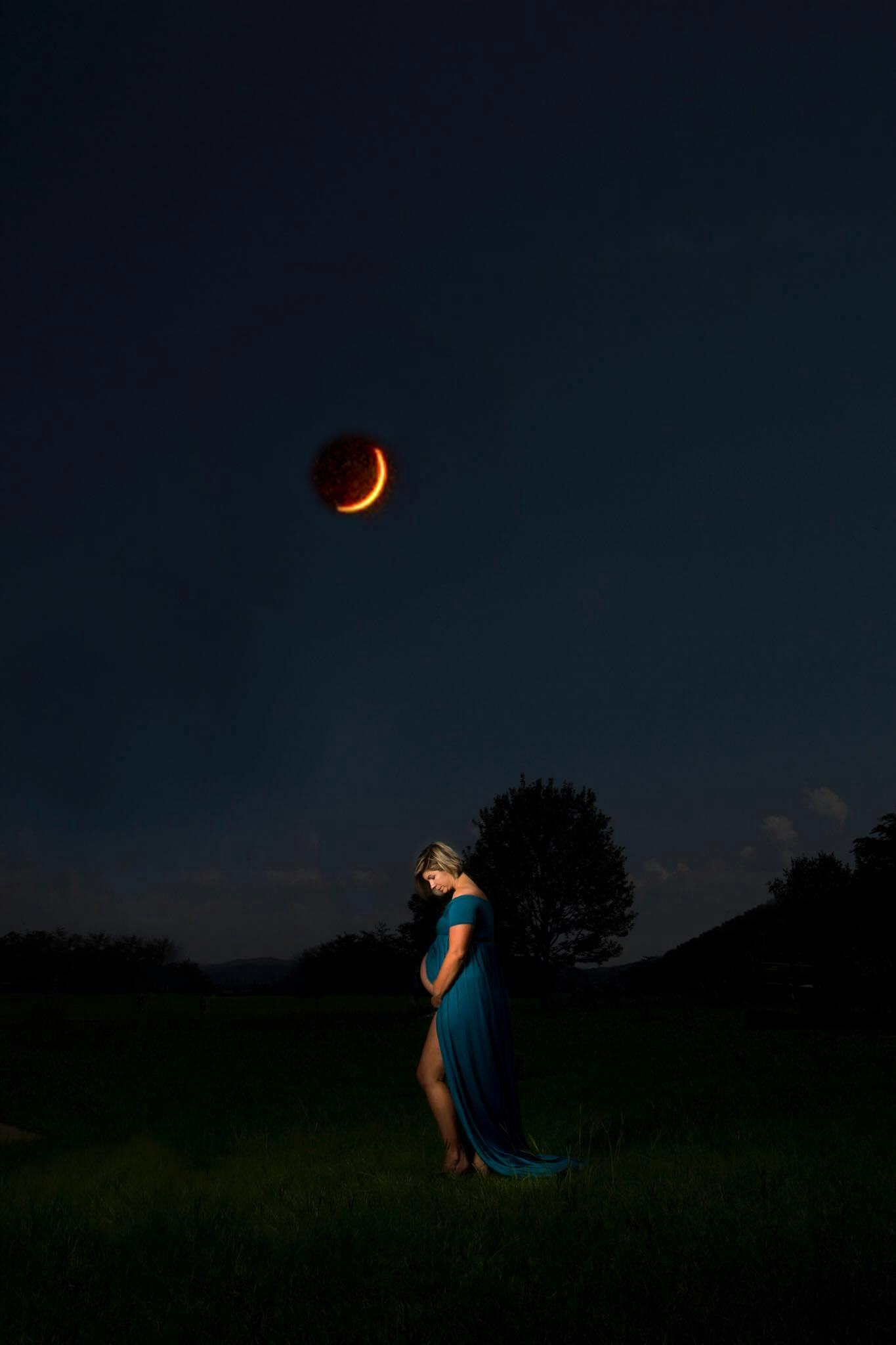 This Mom Had A Maternity Shoot During The Solar Eclipse & The Photos ...