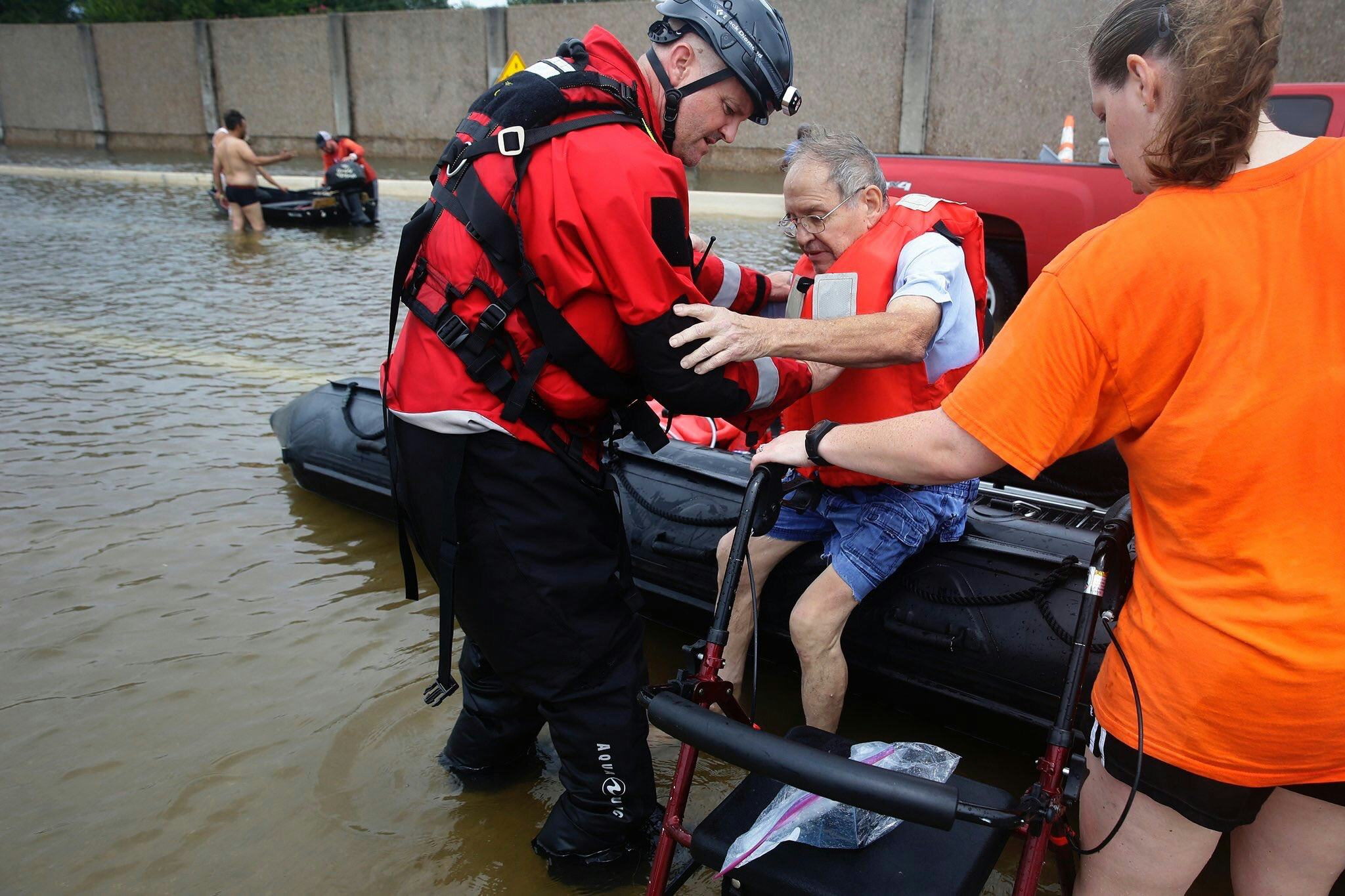 24 Texas Rescue Photos That Are The Epitome Of Courage & Compassion ...