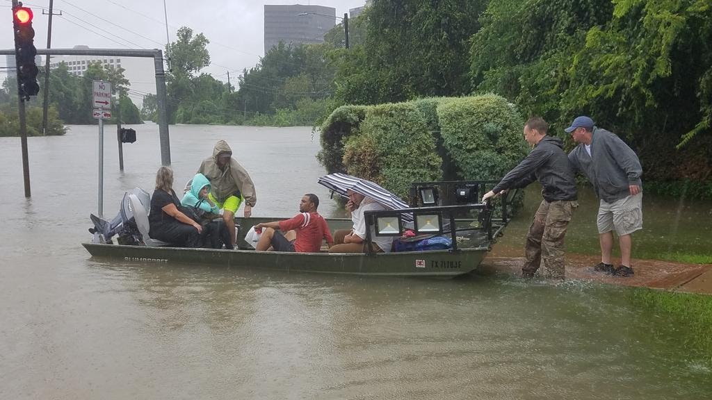 24 Texas Rescue Photos That Are The Epitome Of Courage & Compassion ...