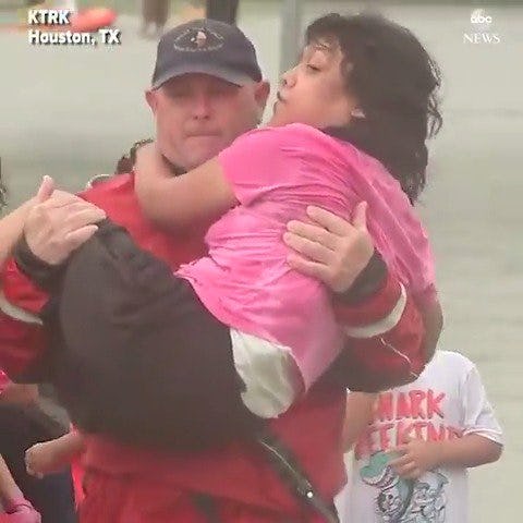 24 Texas Rescue Photos That Are The Epitome Of Courage & Compassion ...