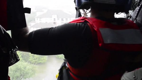 24 Texas Rescue Photos That Are The Epitome Of Courage & Compassion ...