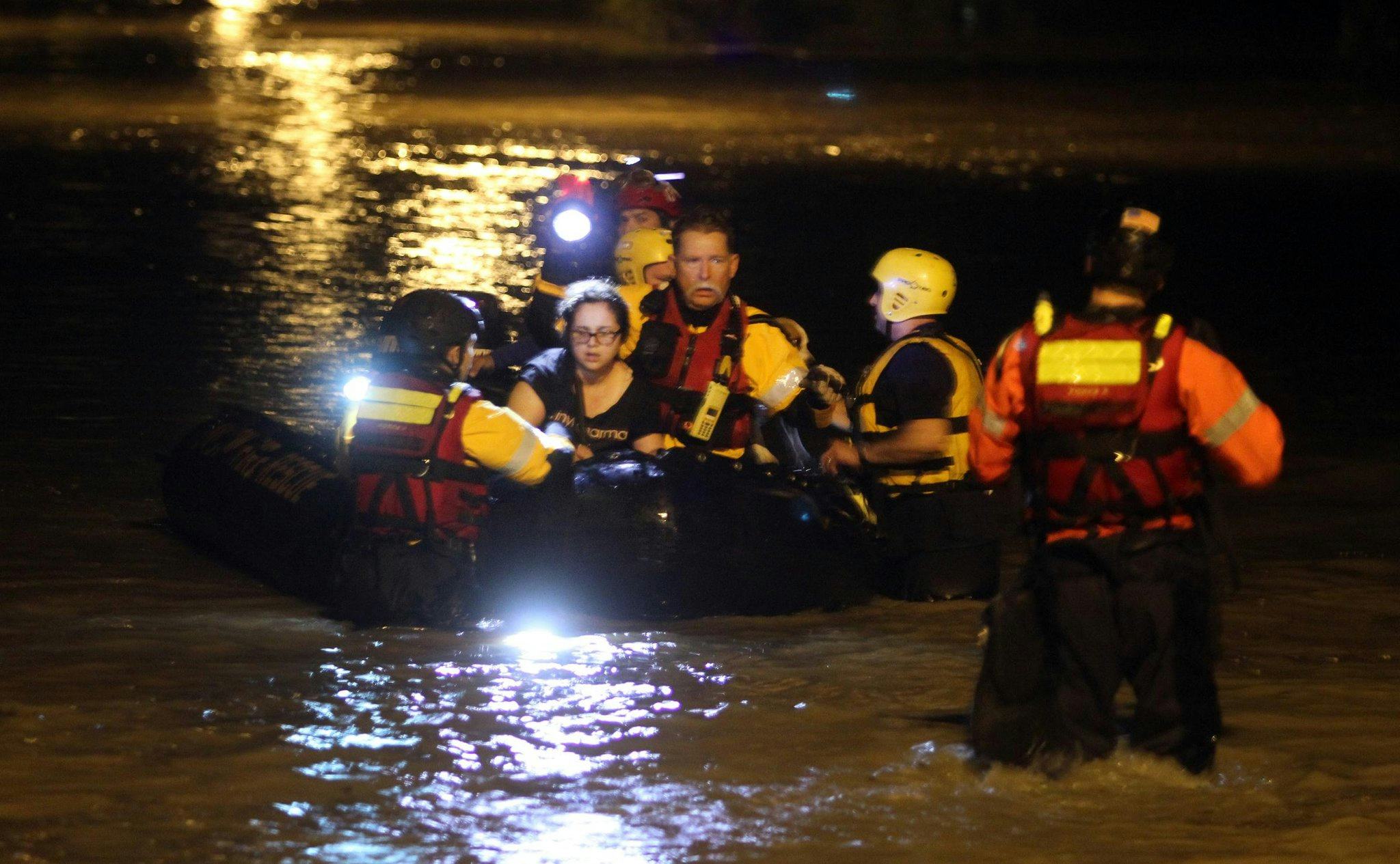 24 Texas Rescue Photos That Are The Epitome Of Courage & Compassion ...