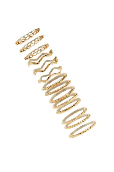 Meghan Markle's Rings Prove Stacking Rings Are Back In Style & Here's ...