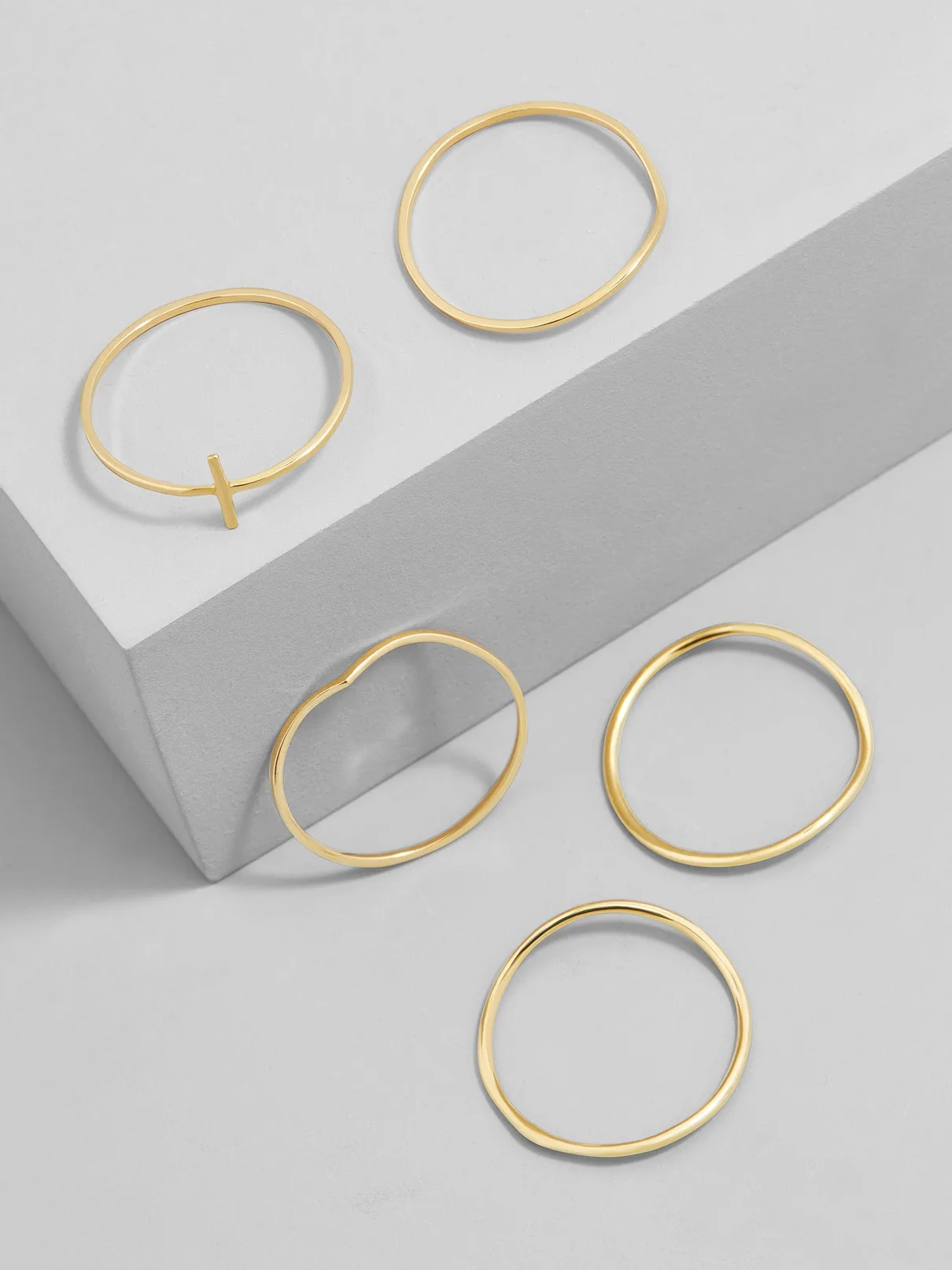 Meghan Markle's Rings Prove Stacking Rings Are Back In Style & Here's ...