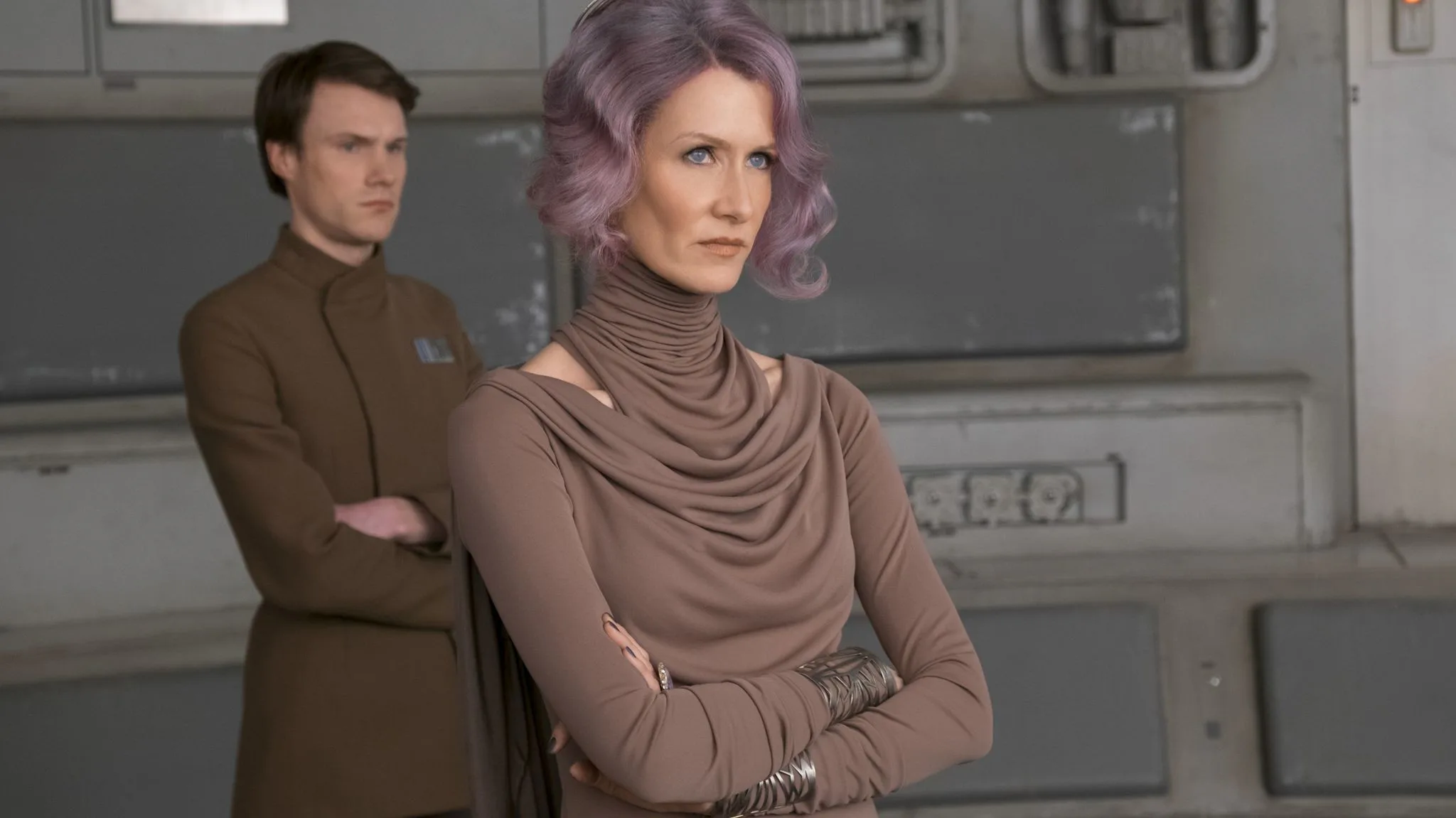 Vice Admiral Holdo's Outfit In 'The Last Jedi' Has A Completely Hidden ...