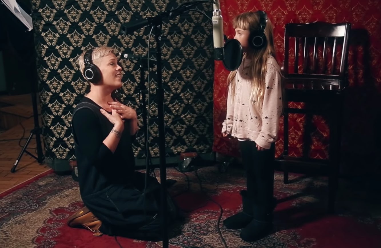 Pink & Willow Singing "A Million Dreams" From 'The Greatest Showman ...