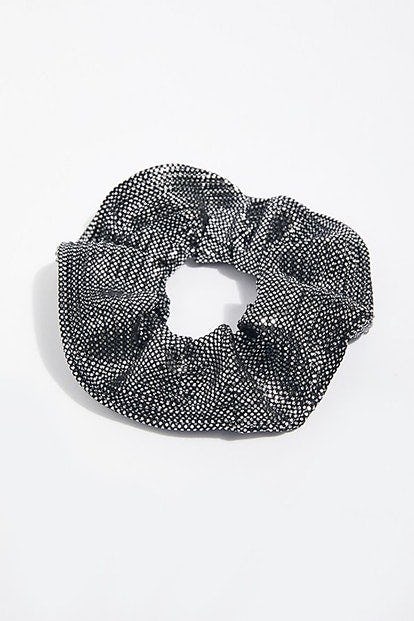 How To Wear A Scrunchie in 2018, Because Yes, It’s Still A Thing