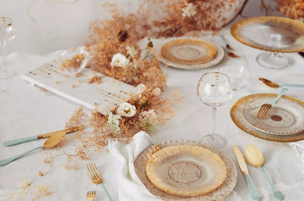 Festive Holiday Dinnerware That’ll Be The Hit Of Every Party This Season
