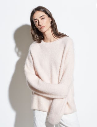 Here's How to Wear An Oversized Sweater In Winter