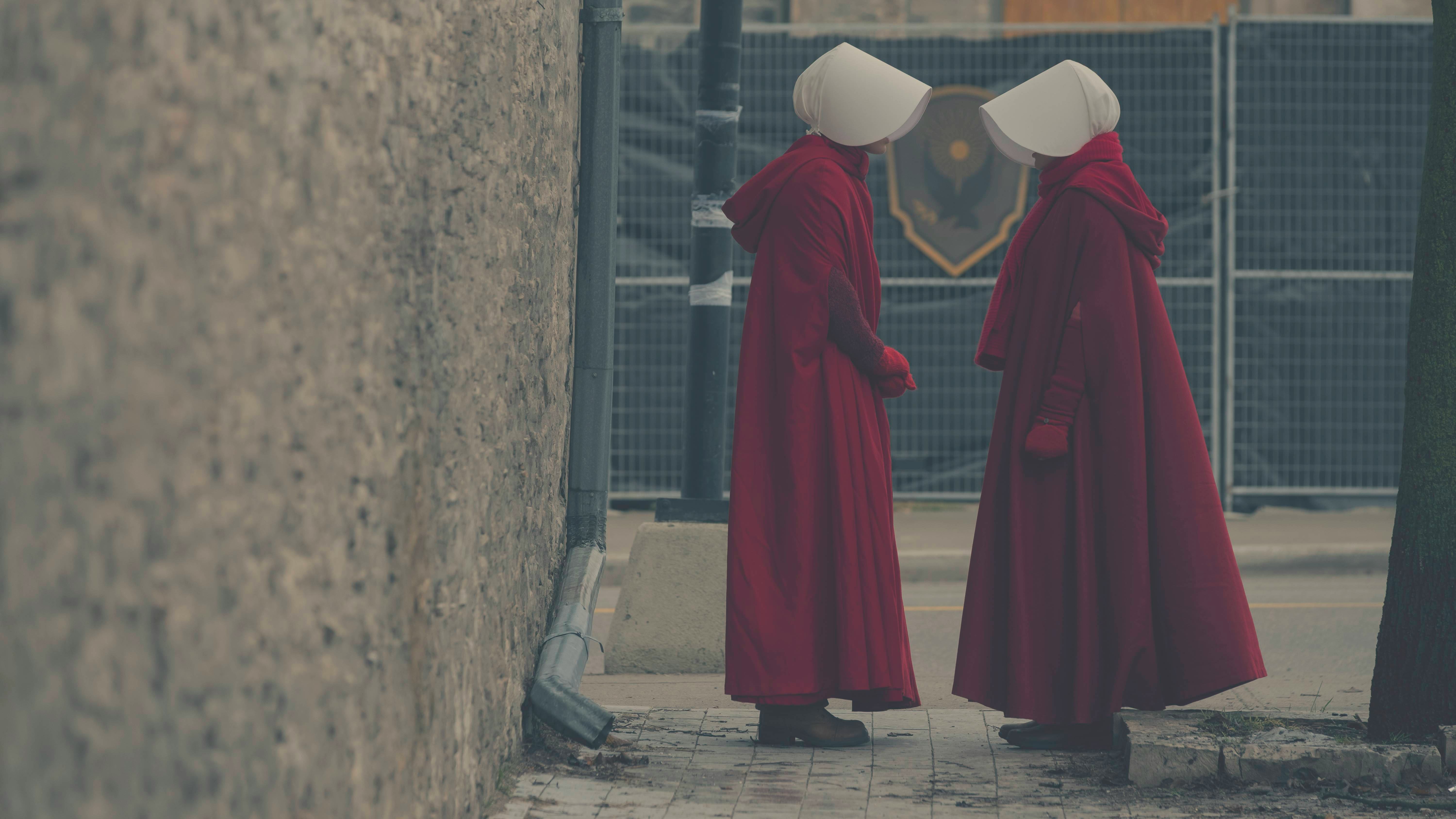 This Behind-The-Scenes 'Handmaid's Tale' Video Highlights The ...