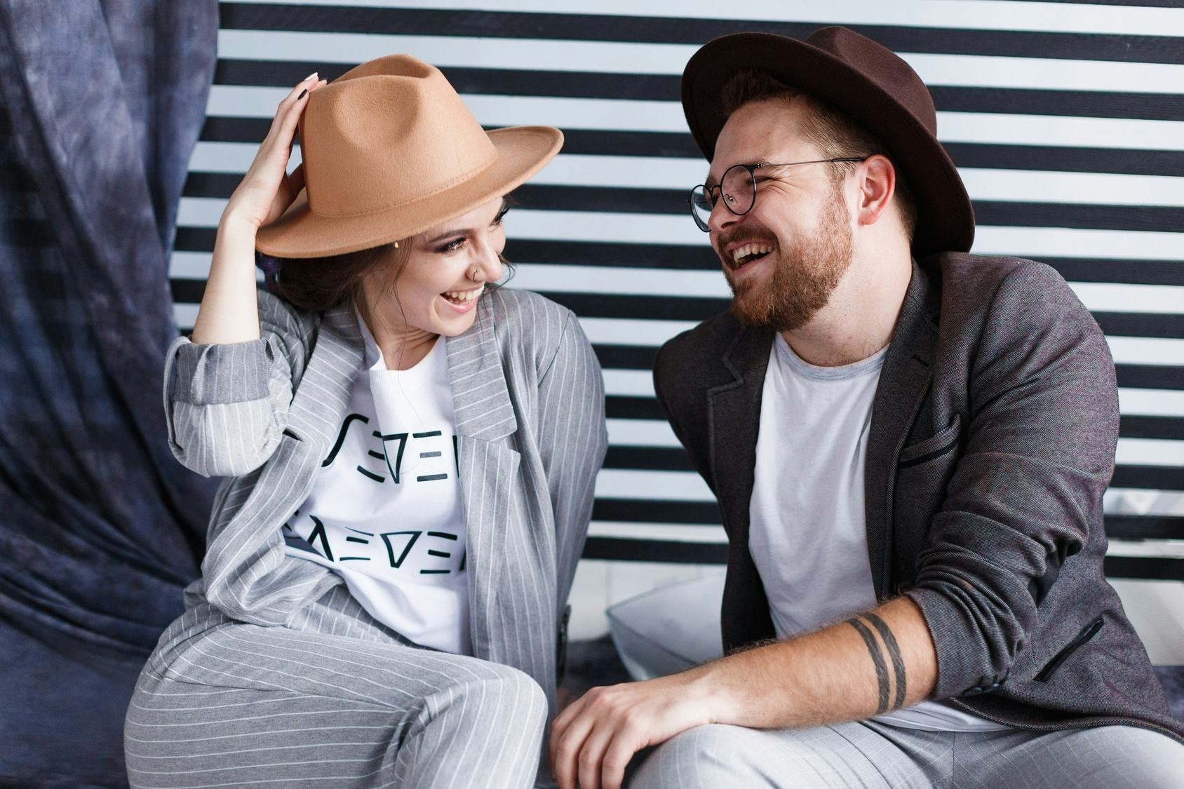 7 Subtle & Sly Cues You Can Drop To Make A Good Impression On Someone New