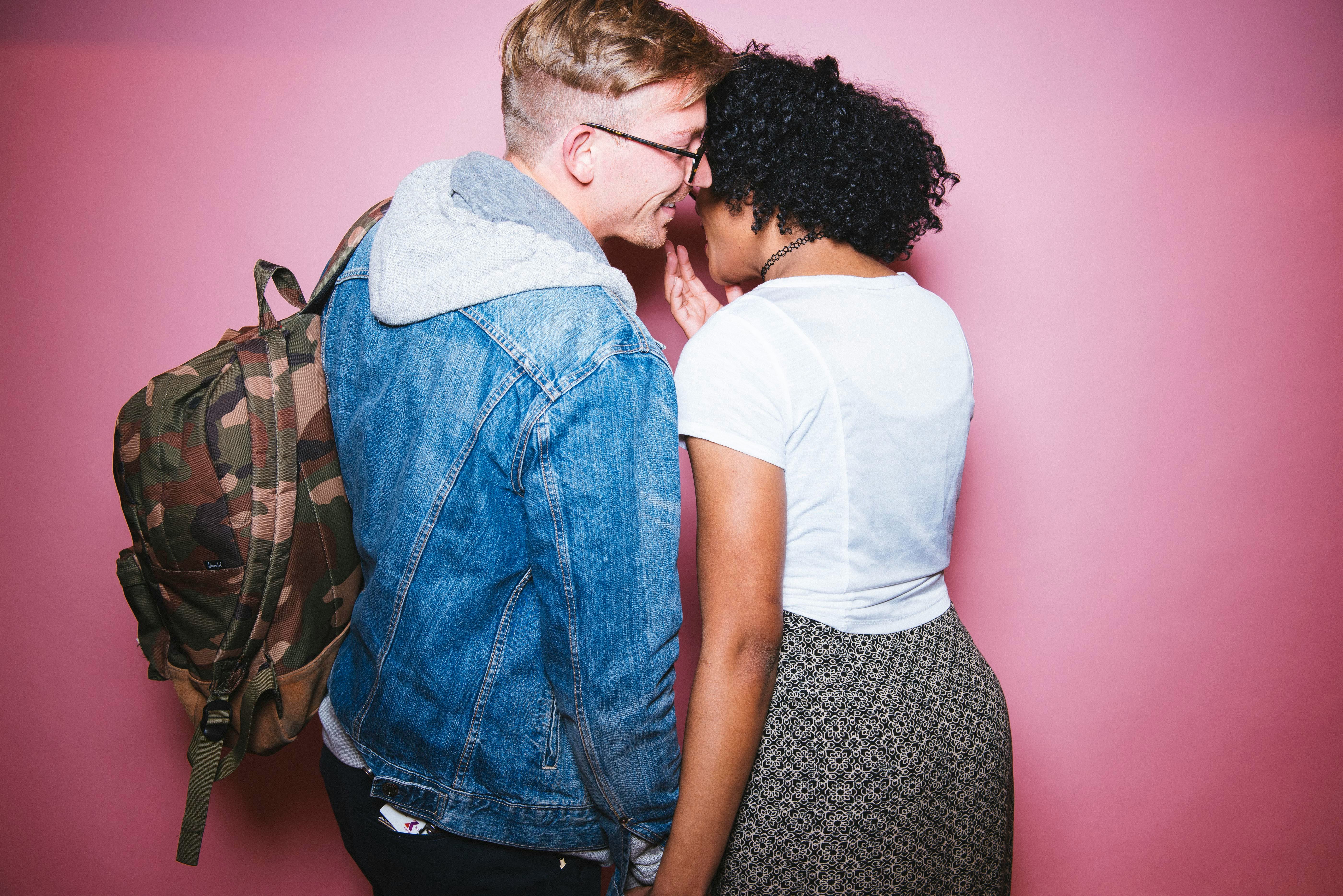 7 Subtle & Sly Cues You Can Drop To Make A Good Impression On Someone New