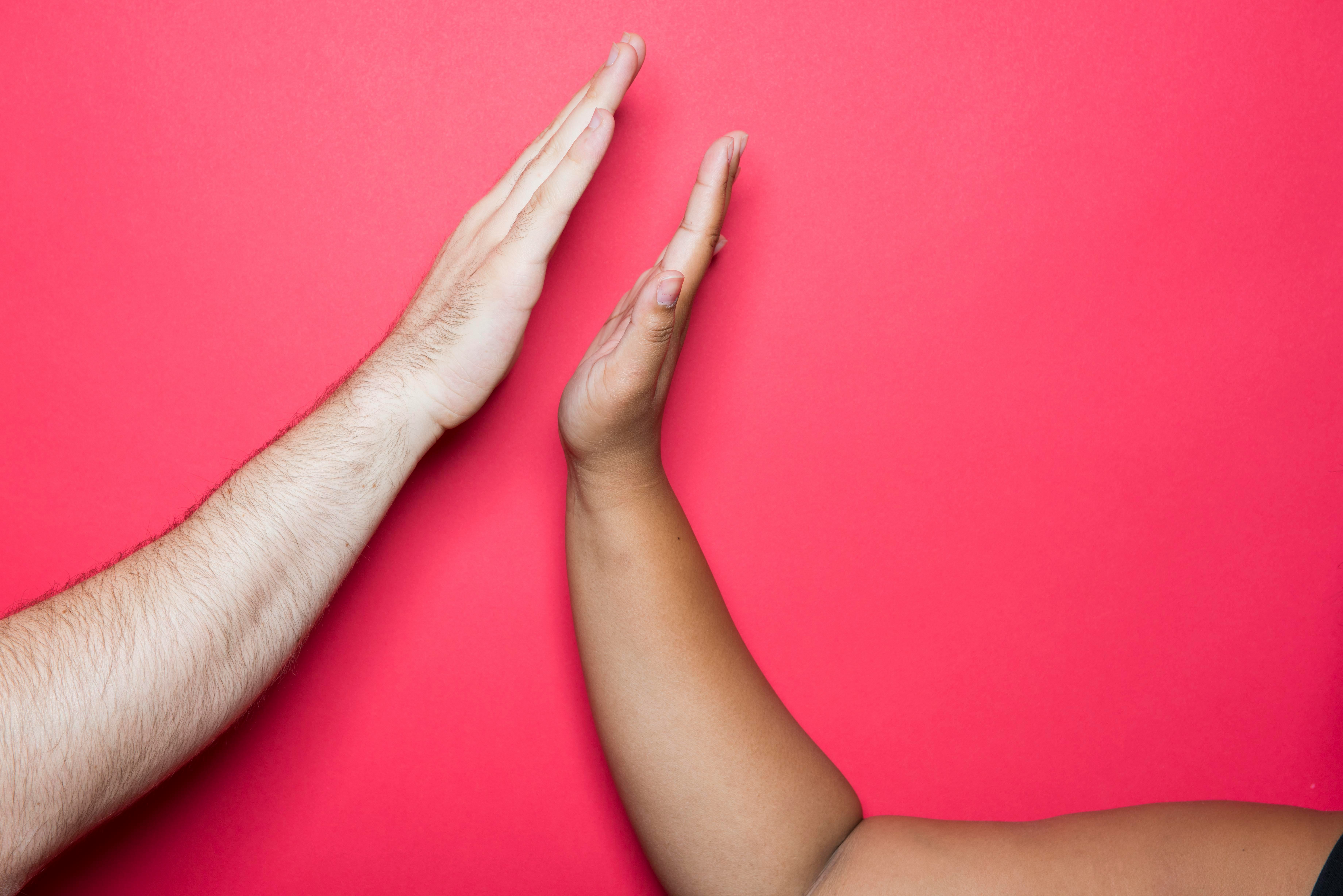 7 Unexpected Mannerisms Body Language Experts Say Can Make People Feel ...