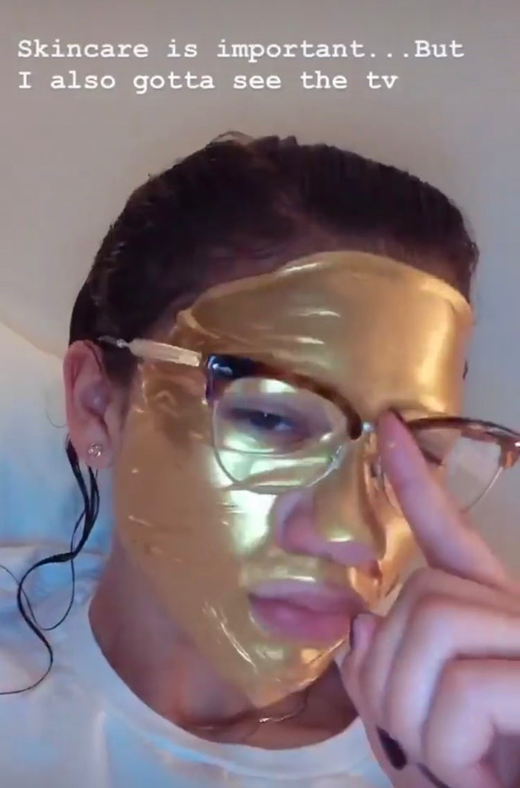Zendaya’s Face Mask & Glasses Selfie Proves The Beauty Queen Is Just ...