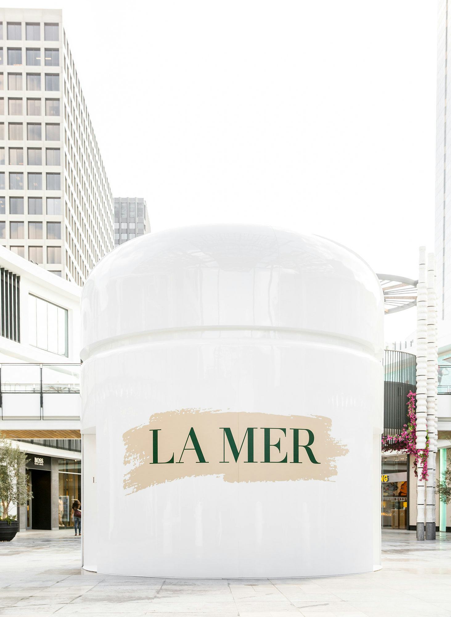 How To Get Free La Mer Samples Inside The World's Largest Creme De La ...
