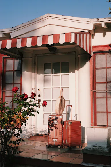 Arlo Skye's Rose Gold Suitcase Will SAFELY Charge Your Phone & Laptop ...