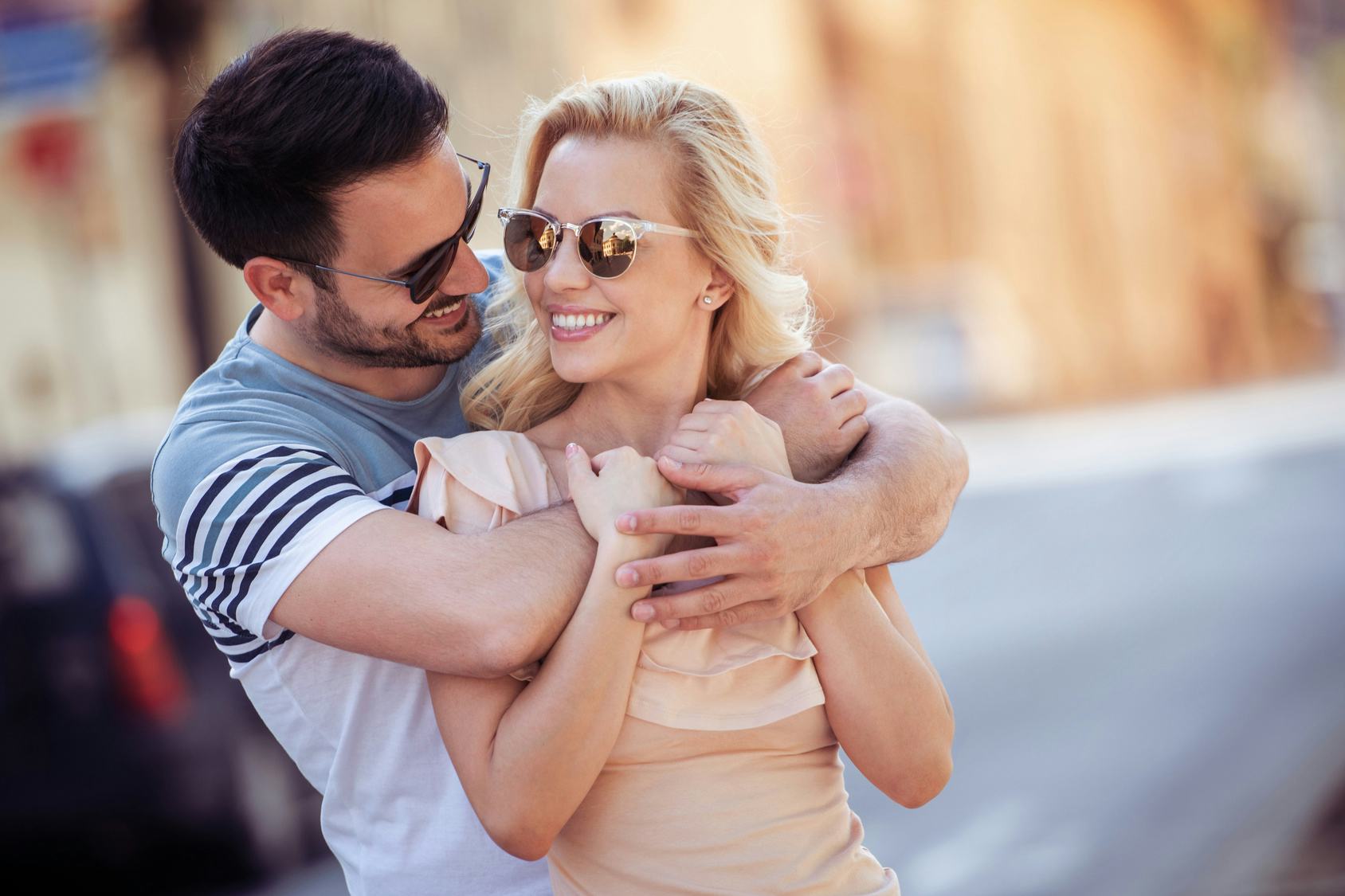 7 Critical Differences Between A Healthy Relationship & One That's Too ...