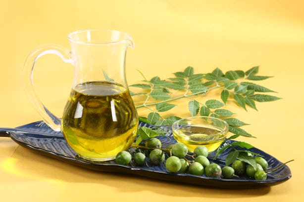 3 Neem Oil Uses For Skin That Will Have You Hooked On This New Natural ...