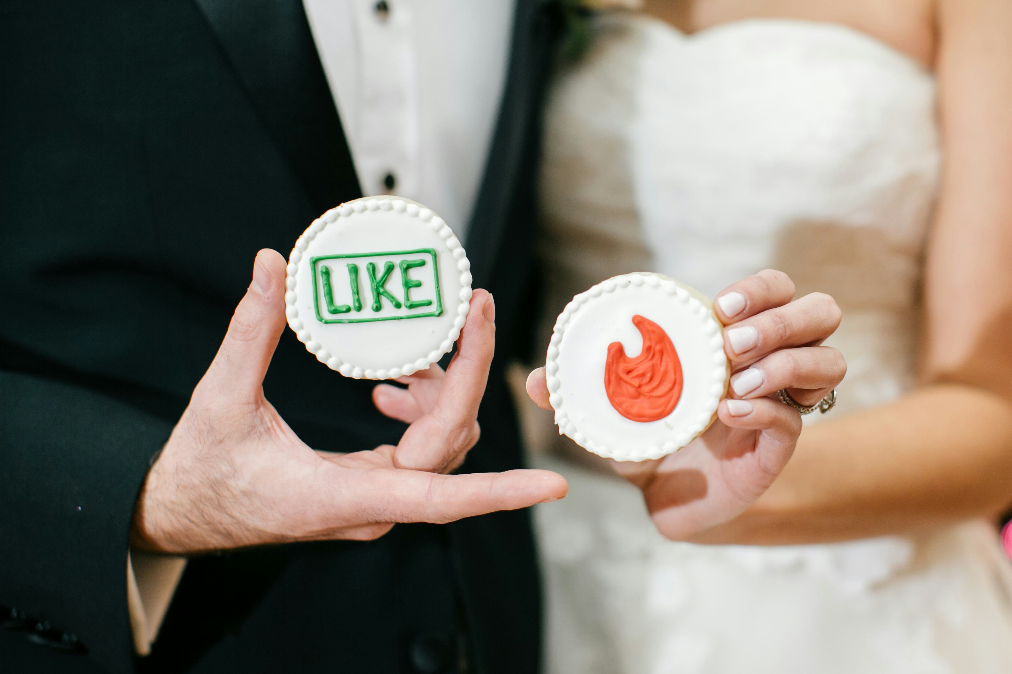5 Tinder-Themed Wedding Photos That Perfectly Honor How The Couple Met