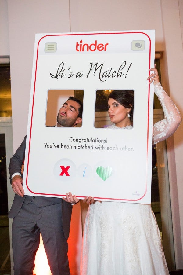 5 Tinder-Themed Wedding Photos That Perfectly Honor How The Couple Met