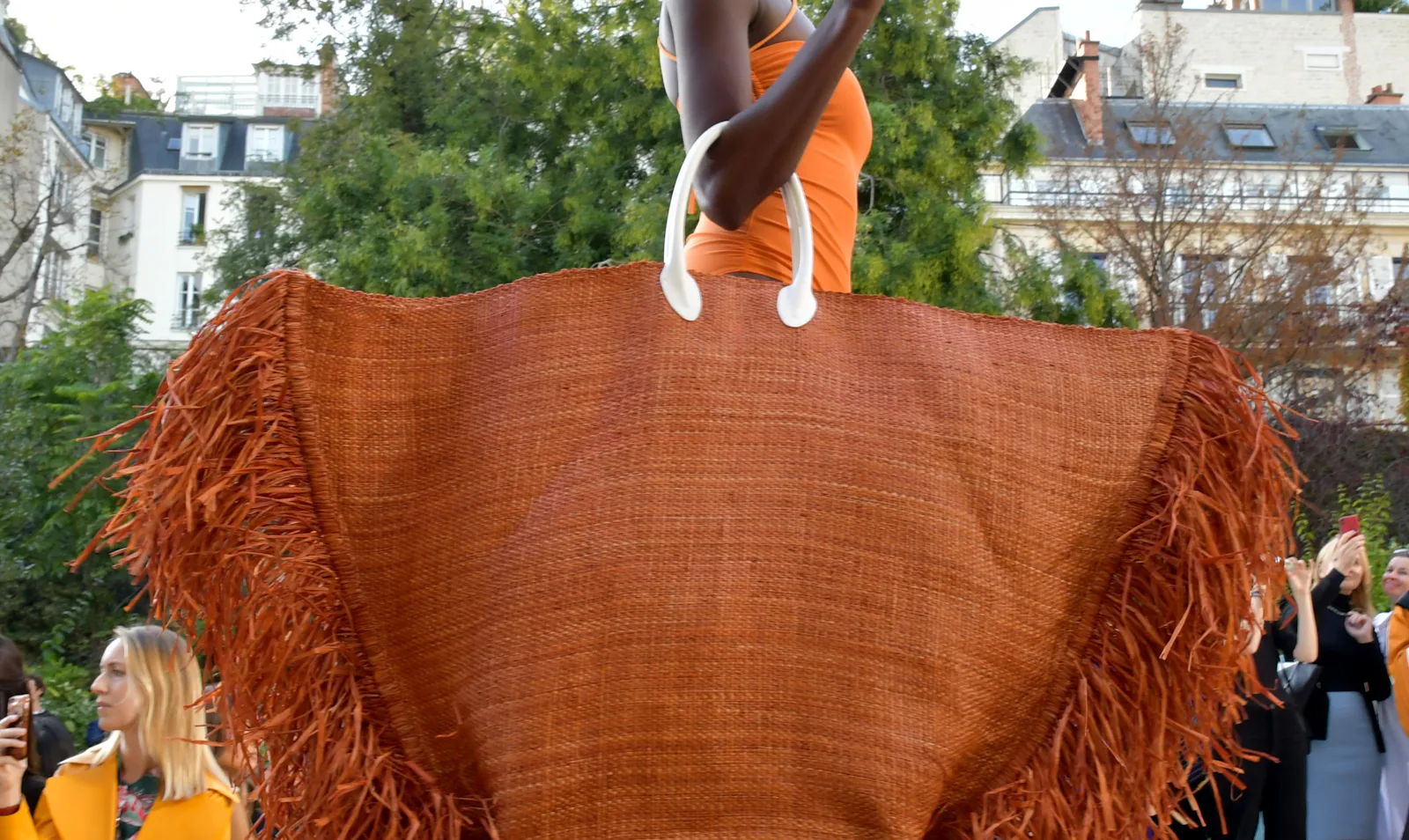 Jacquemus' Giant Straw Bag Is DEFINITELY The Biggest Purse You Have ...