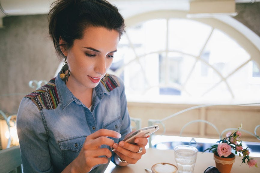 3 Texting Clues Your Boyfriend Or Girlfriend Is Cheating, According To ...